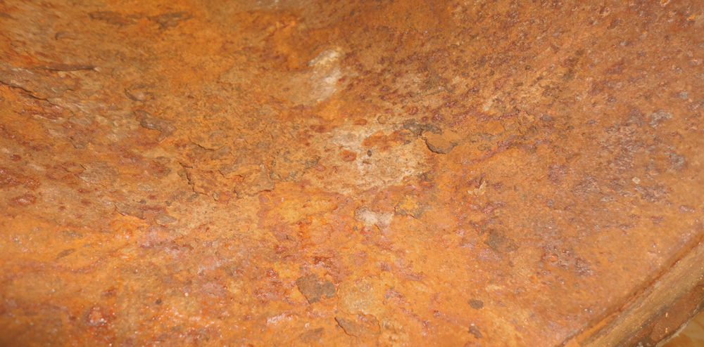 Rost im Wasser durch Korrosion in Wasserleitungen